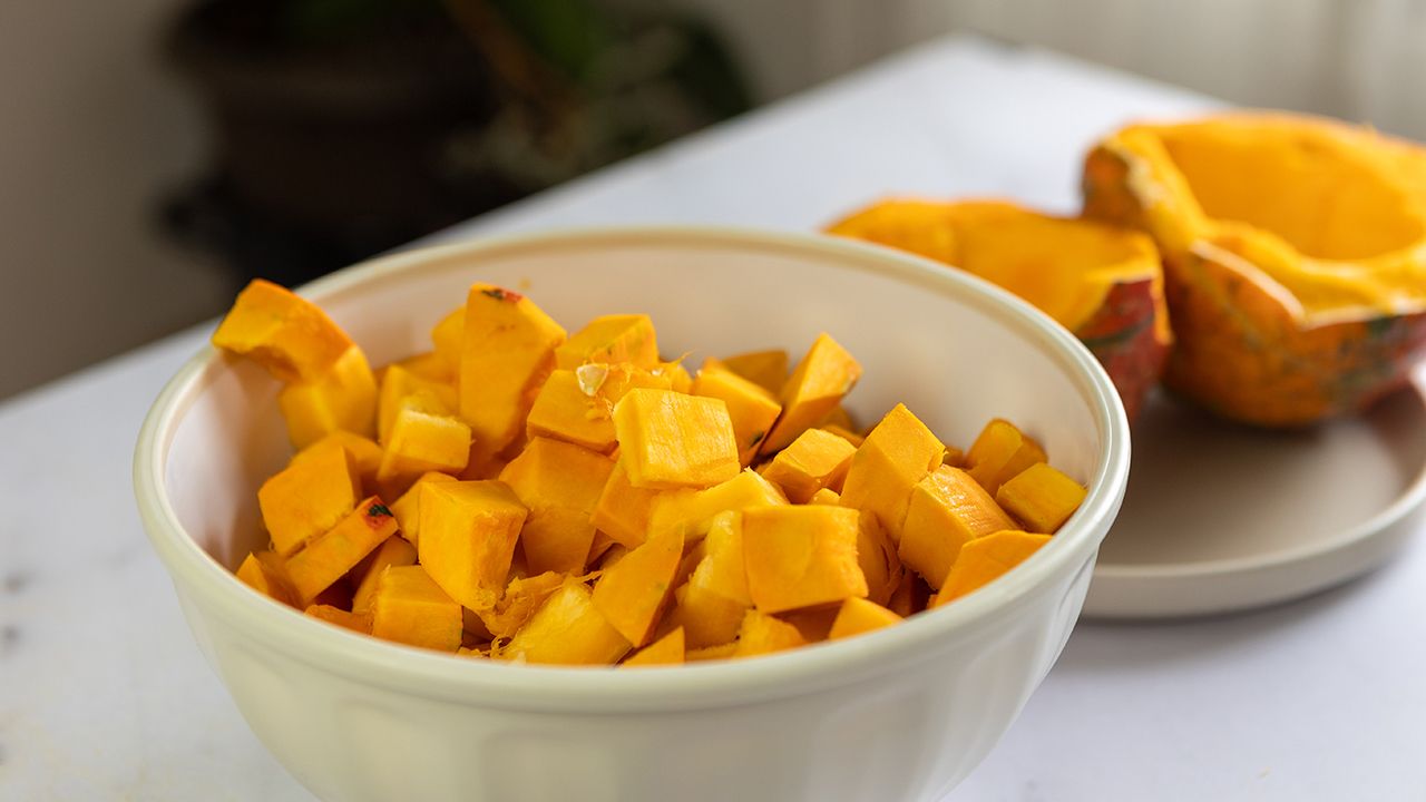 Trápíte se u loupání dýně? Ukážeme vám krok za krokem, jak ji vydlabat ...